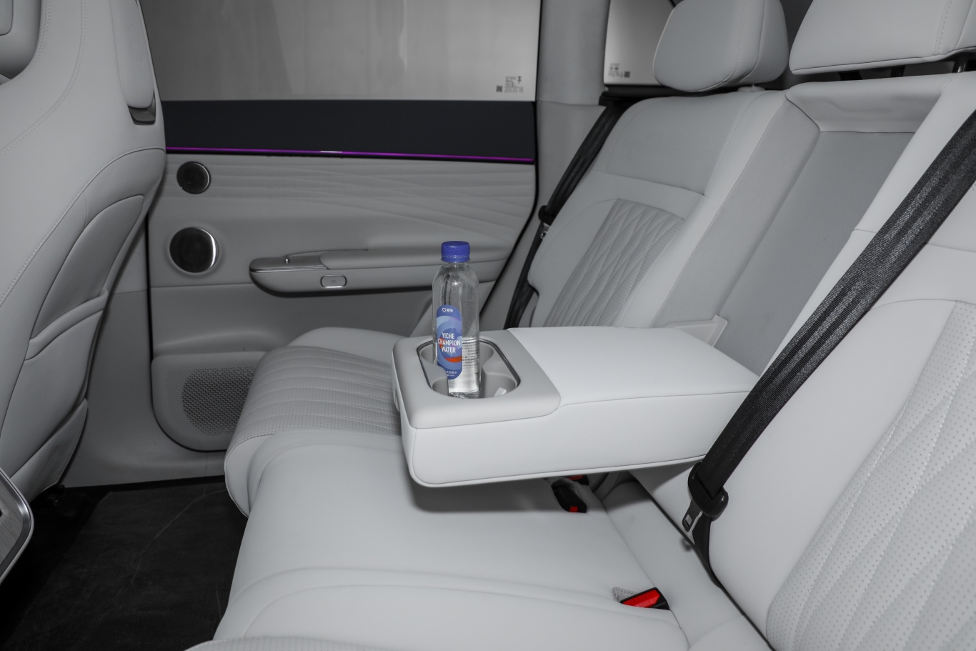 【星纪元 ET增程版 1.5T 240km 四驱Ultra后排(第二排)杯架图片-汽车图片大全】-易车