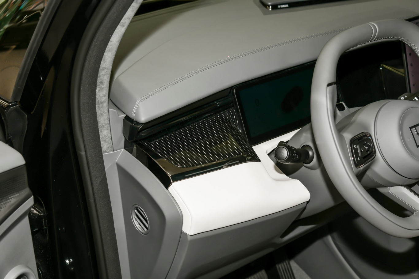 【ZEEKR 009900km 前驱过道版 7座主驾驶位图片-汽车图片大全】-易车