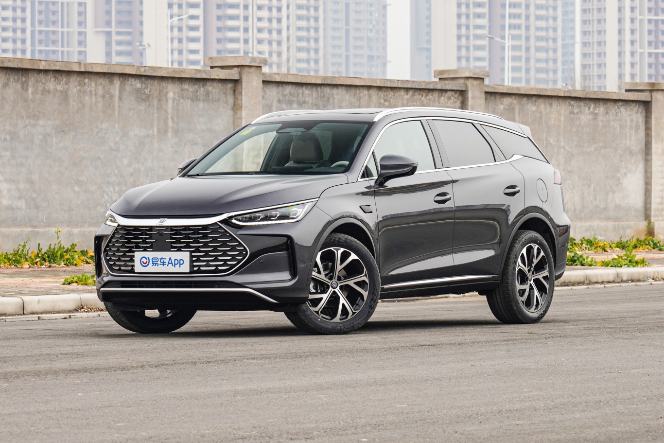 【唐新能源DM-i 智驾版 1.5T 115km 前驱尊荣型 7座侧前45度车头向左水平图片-汽车图片大全】-易车