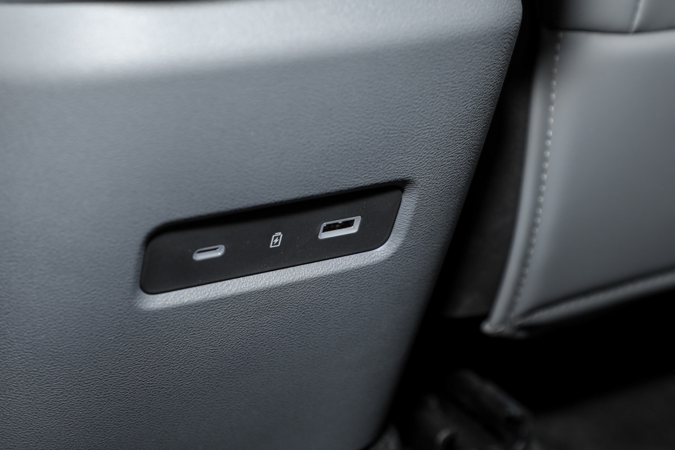 【银河L7EM-i 1.5L 115km 探索＋版后排(第二排)充电口图片-汽车图片大全】-易车