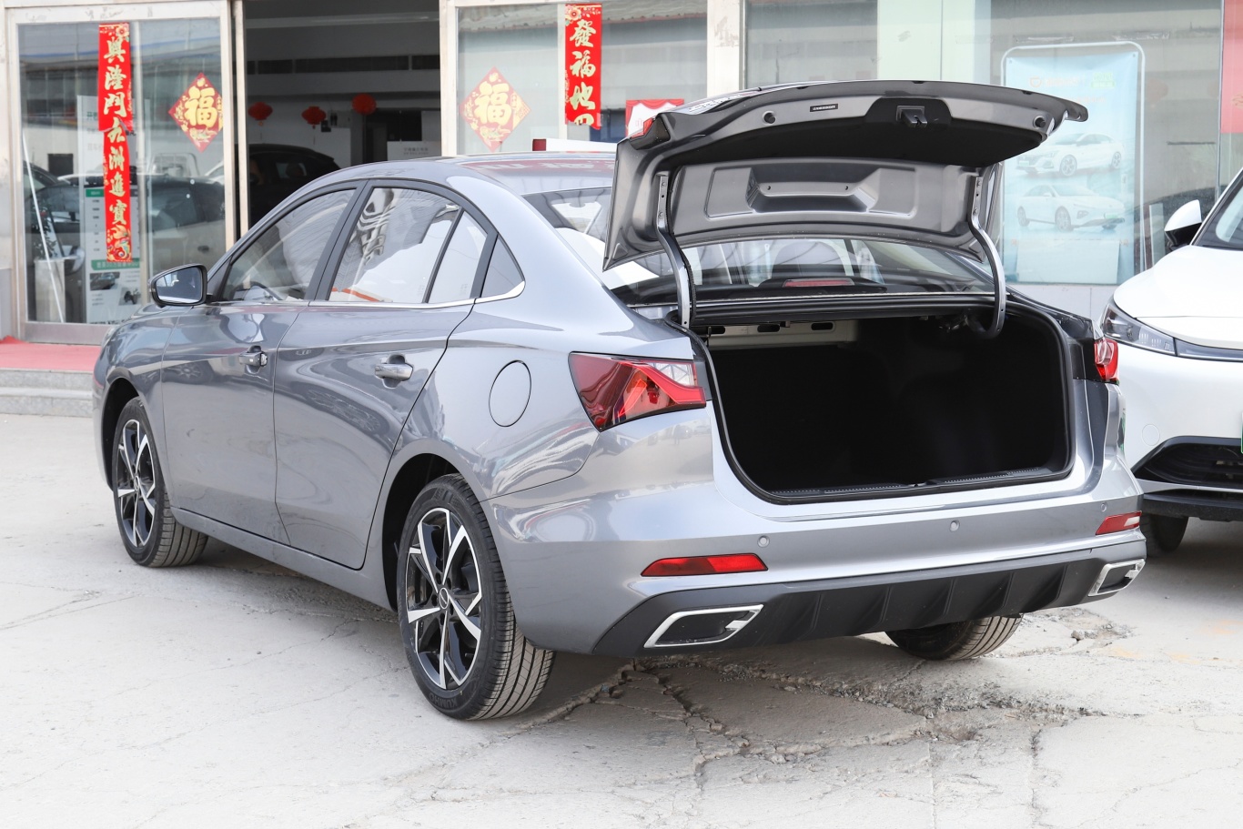 【荣威i51.5L CVT尊荣版后备厢开启45度侧拍图片-汽车图片大全】-易车