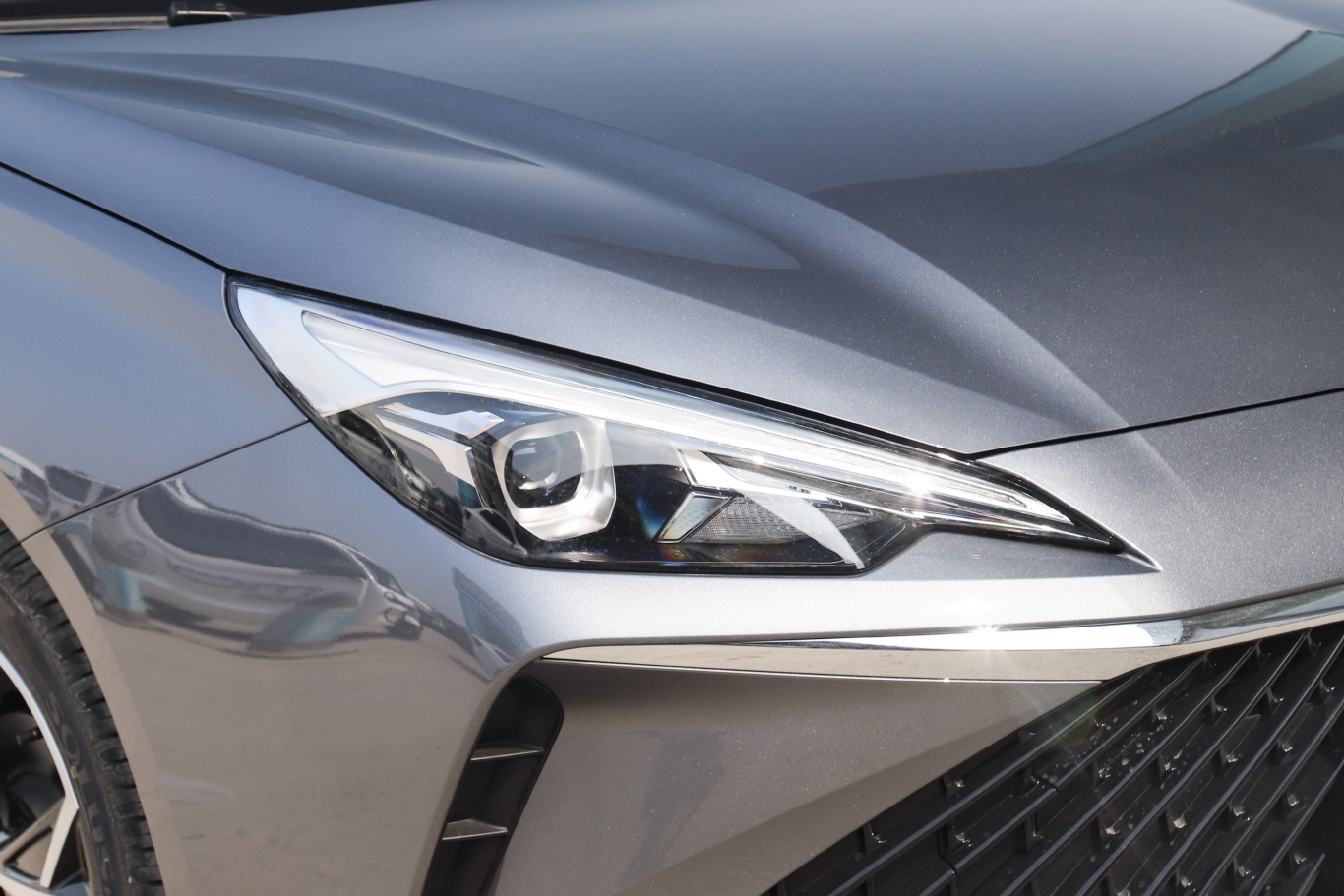 【荣威i51.5L CVT尊荣版大灯侧45度俯拍图片-汽车图片大全】-易车