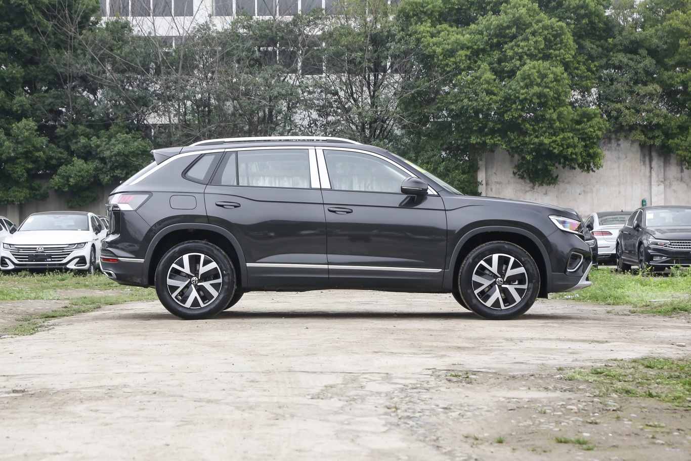 【探岳300TSI 众享版正侧车头向右水平图片-汽车图片大全】-易车