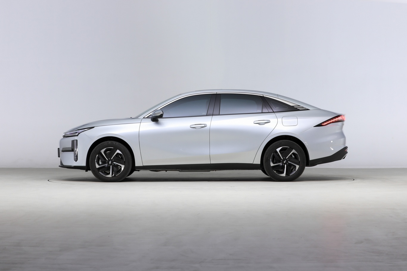 【银河L6EM-i 1.5L 140km 星舰版正侧车头向左水平图片-汽车图片大全】-易车