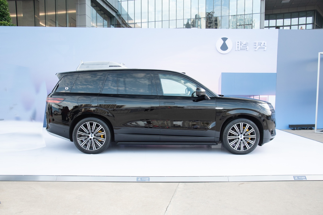 【腾势N92.0T 202km 1300尊荣型无人机版正侧车头向右水平图片-汽车图片大全】-易车