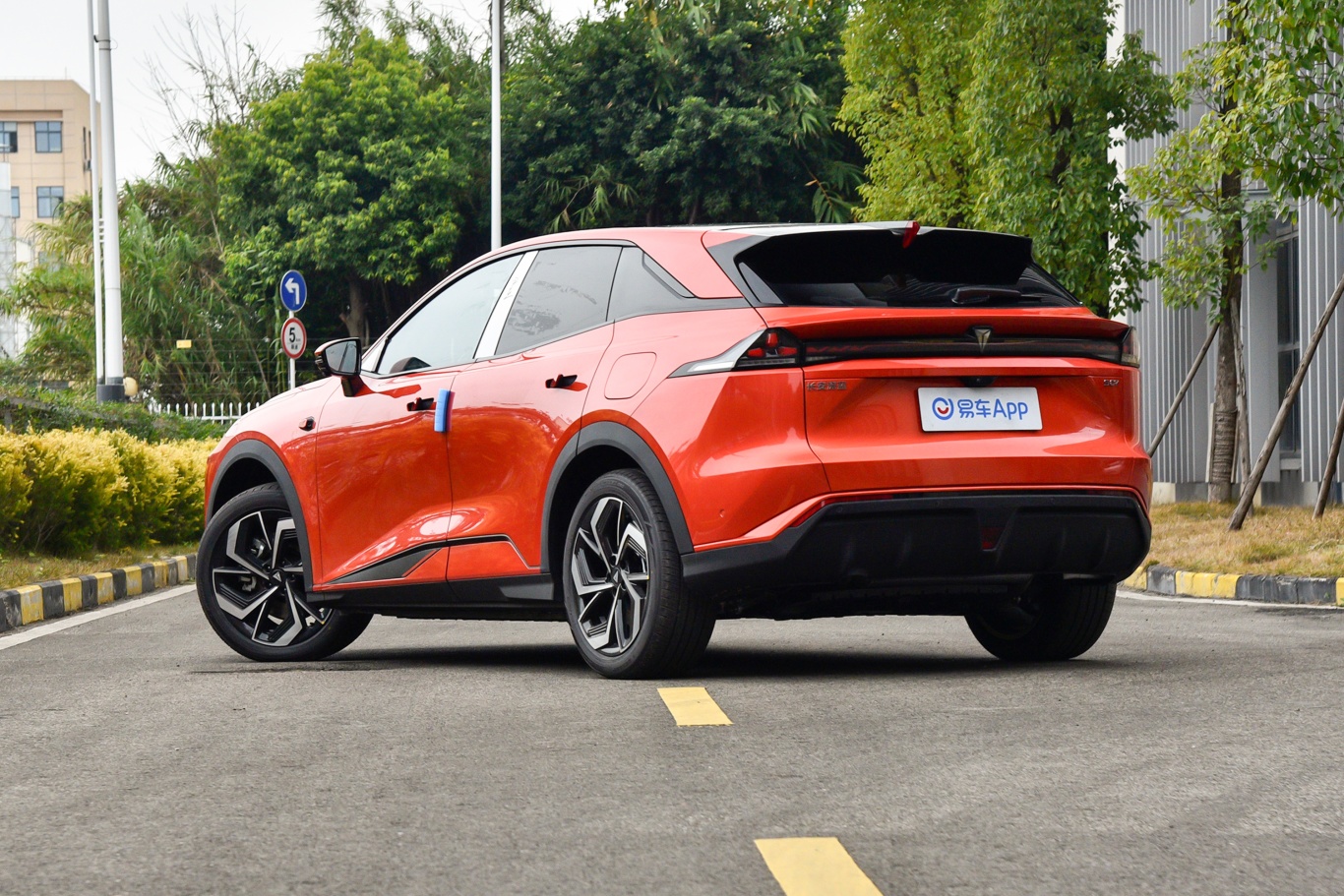 【深蓝S07增程版 285km 285Max华为乾崑智驾ADS SE版侧后45度车头向左水平图片-汽车图片大全】-易车