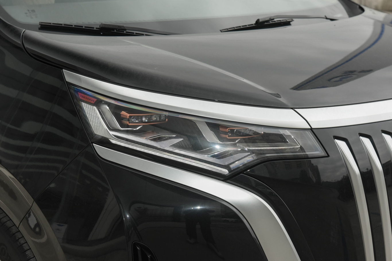 【腾势D9EV 智驾版 620km 前驱豪华型大灯侧45度俯拍图片-汽车图片大全】-易车