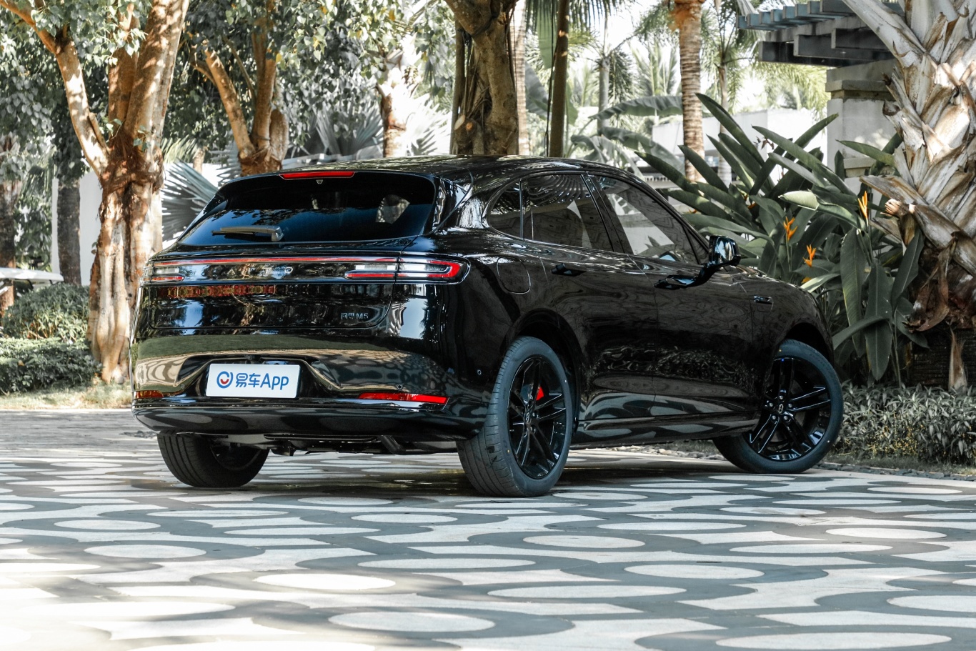 【问界M5增程版 230km Ultra 四驱版侧后45度车头向右水平图片-汽车图片大全】-易车