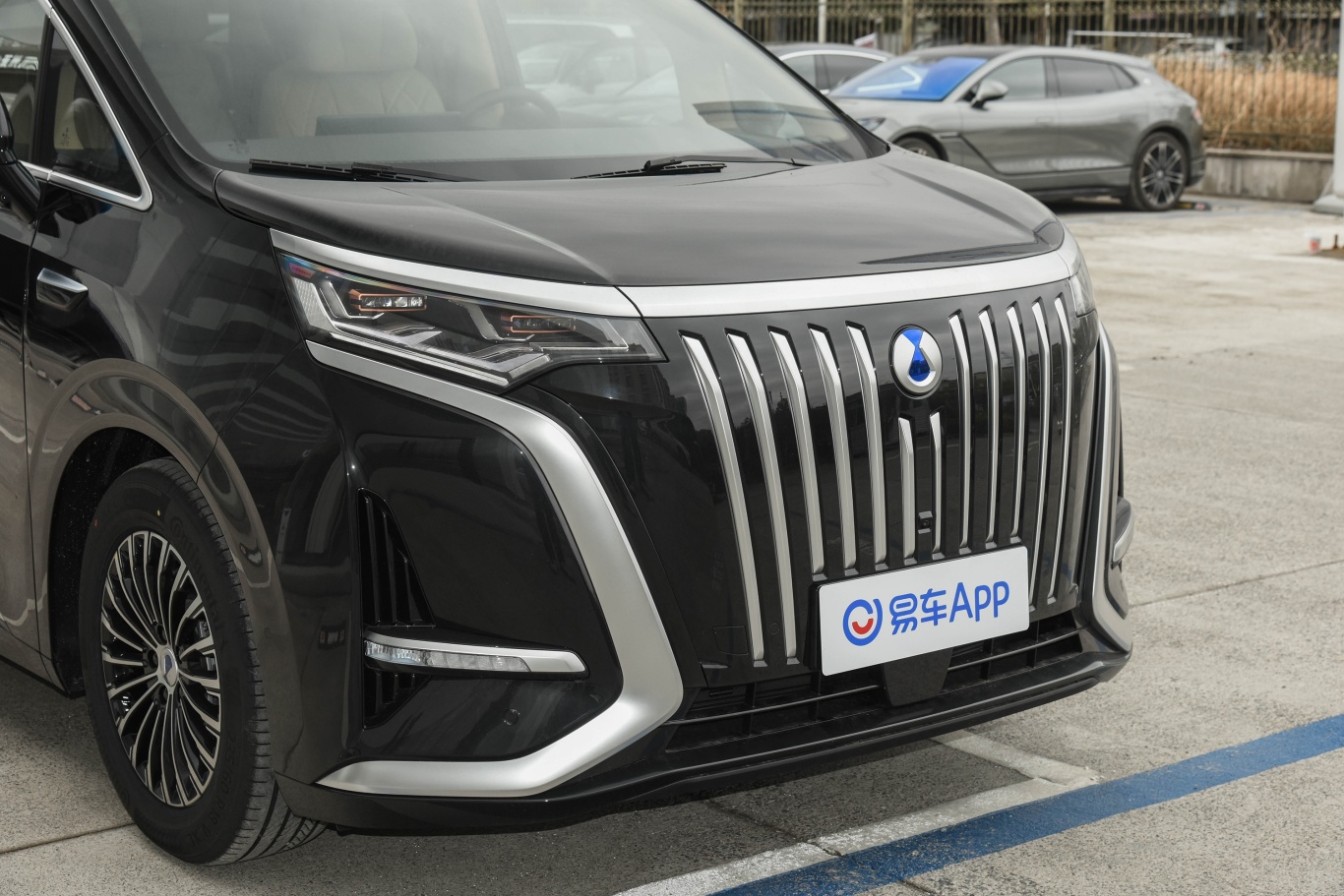 【腾势D9EV 智驾版 620km 前驱豪华型前格栅侧俯拍图片-汽车图片大全】-易车