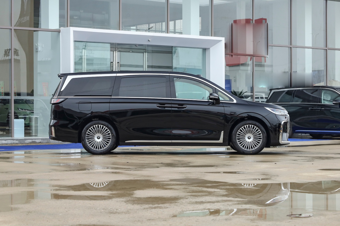 【岚图梦想家插电混动 1.5T 235km 四驱卓越乾崑版正侧车头向右水平图片-汽车图片大全】-易车