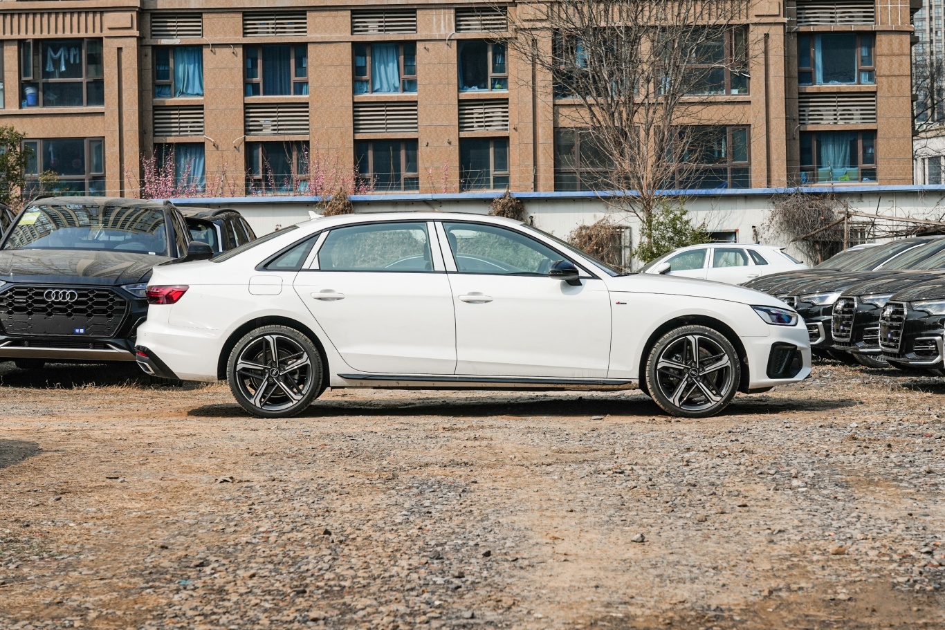 【奥迪A4L200万辆悦享版 40 TFSI 豪华动感型正侧车头向右水平图片-汽车图片大全】-易车