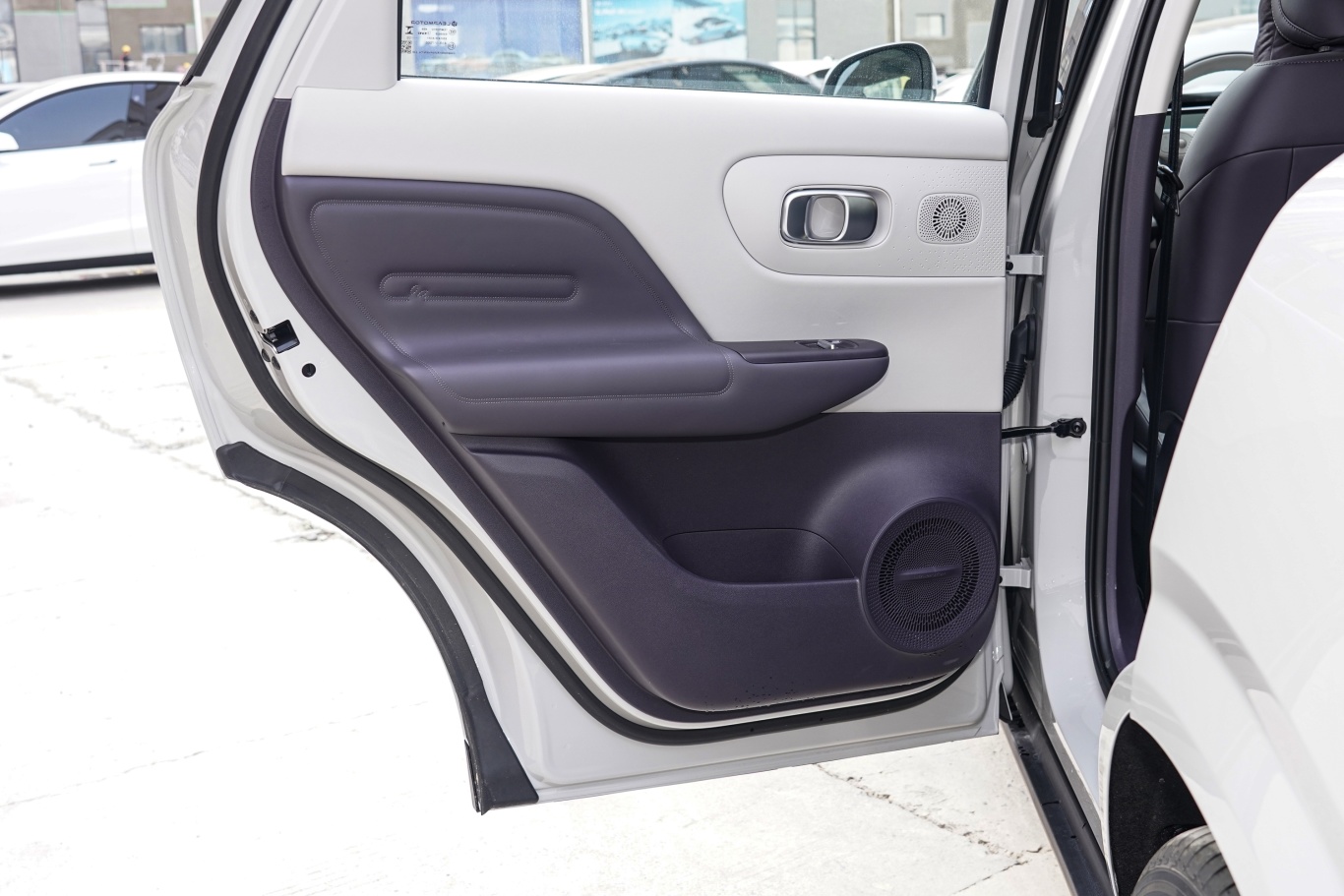 【零跑B10510km 悦享版后排功能图片-汽车图片大全】-易车