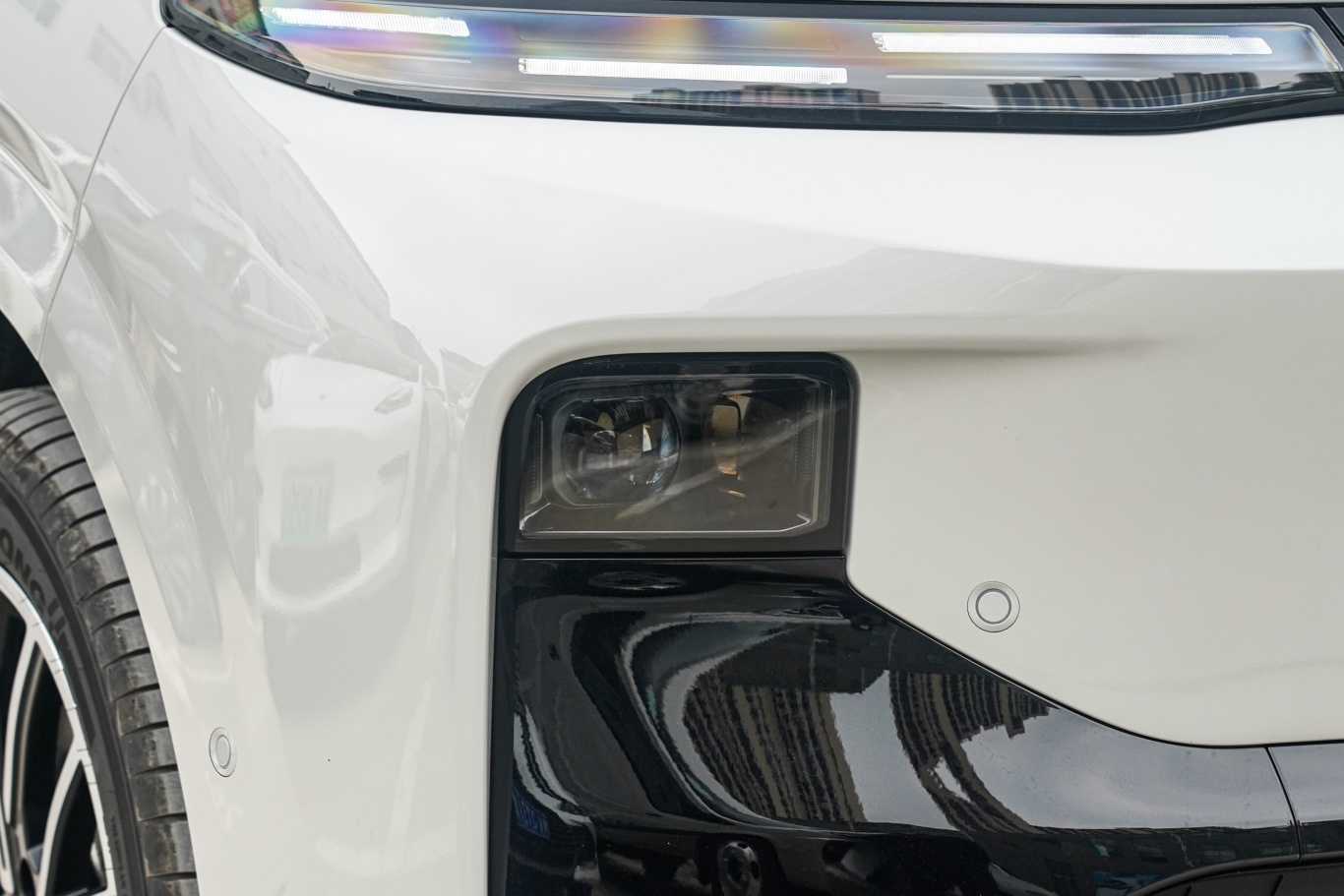 【零跑B10510km 悦享版大灯侧45度俯拍图片-汽车图片大全】-易车