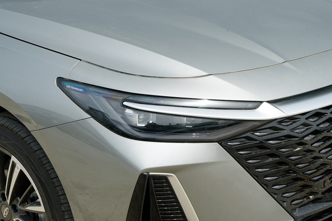 【艾瑞泽81.6T 双离合睿大灯侧45度俯拍图片-汽车图片大全】-易车