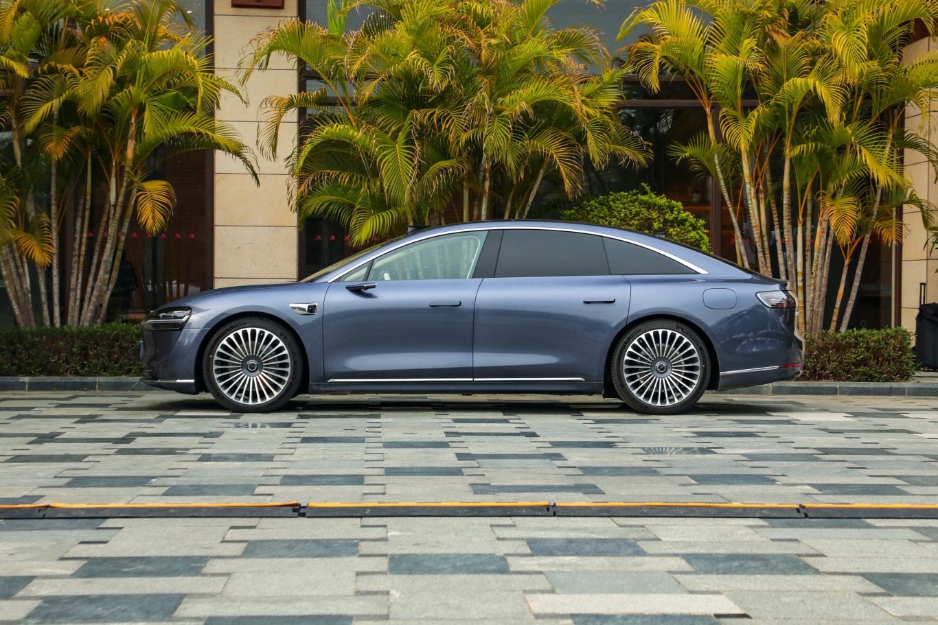 【享界S9增程版 365km 后驱Ultra正侧车头向左水平图片-汽车图片大全】-易车