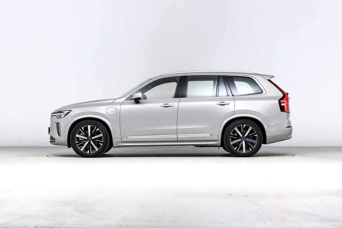 【沃尔沃XC90 插电混动改款 2.0T 62km 智尊豪华版 7座正侧车头向左水平图片-汽车图片大全】-易车