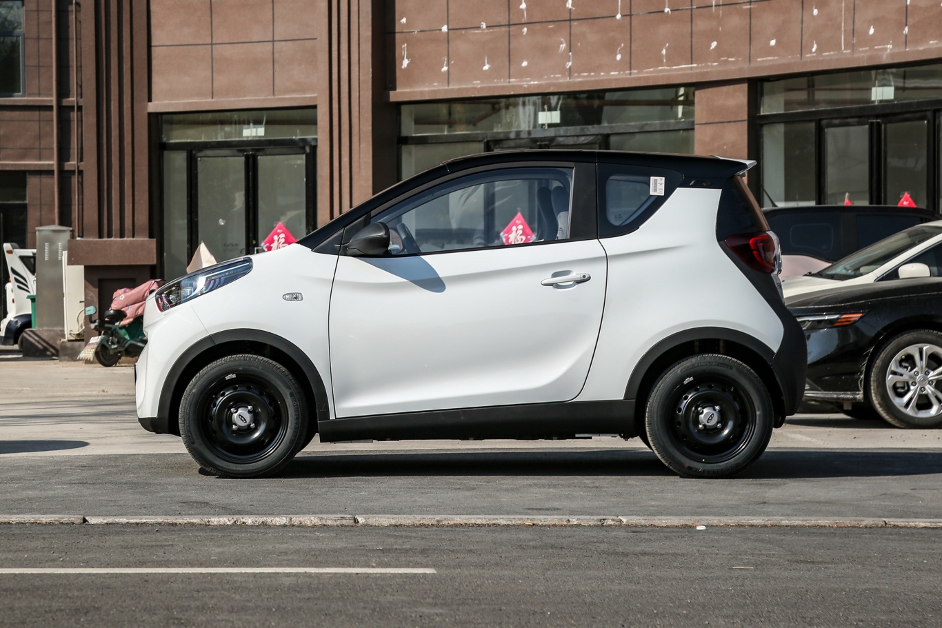 【小蚂蚁改款 251km 热爱版 25.05kWh正侧车头向左水平图片-汽车图片大全】-易车