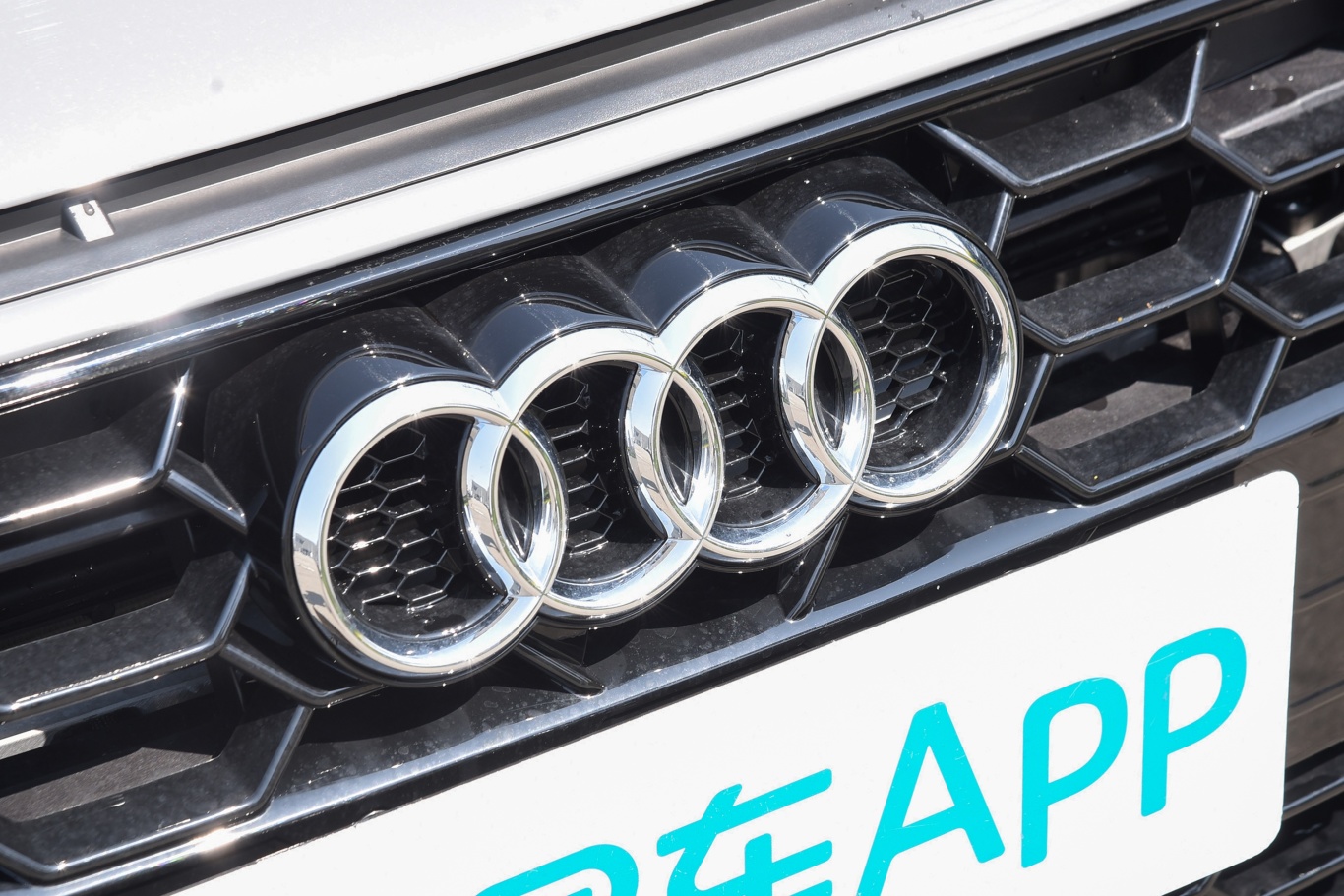 【奥迪A4L200万辆悦享版 40 TFSI 豪华动感型外观细节图片-汽车图片大全】-易车