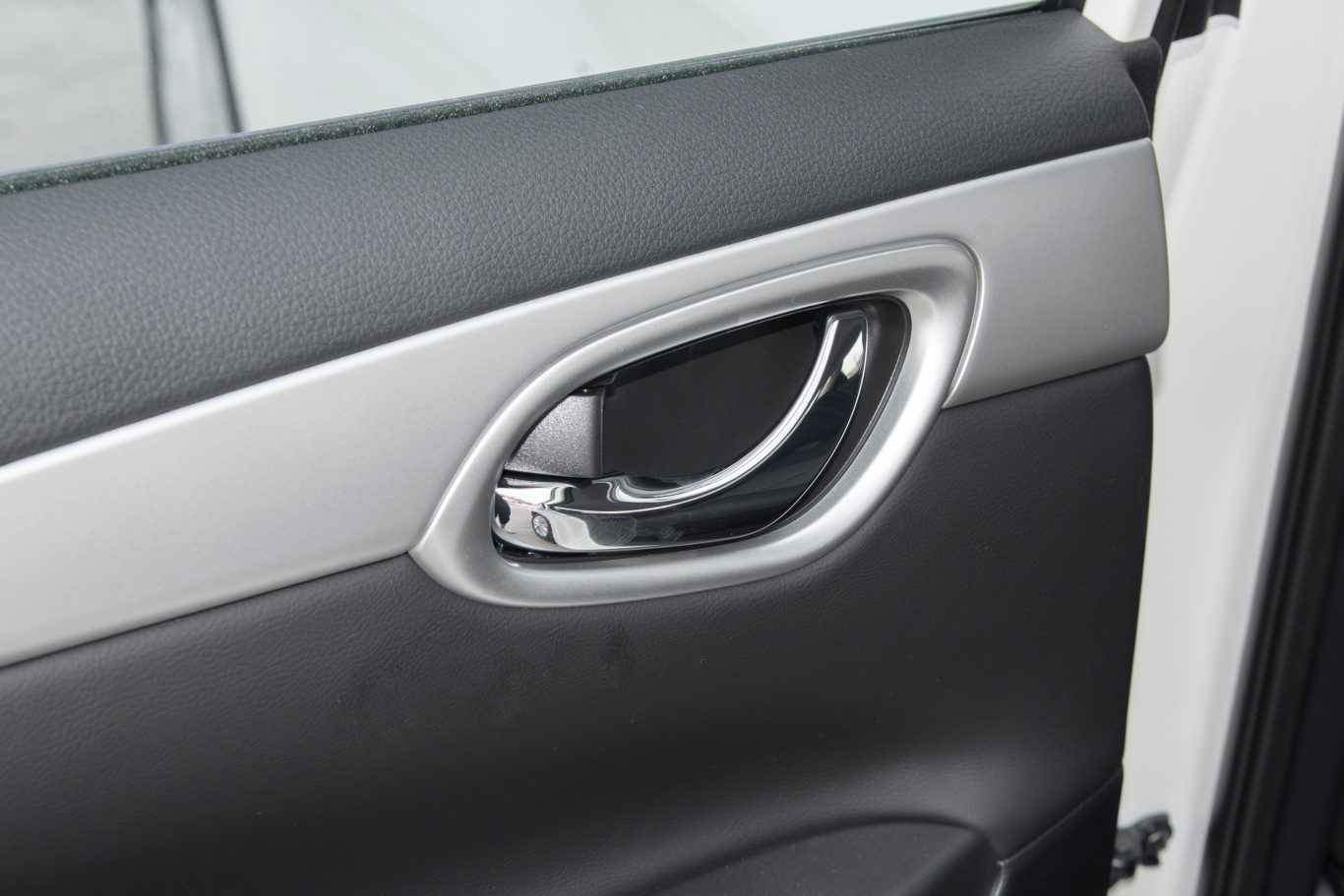 【轩逸改款 经典 1.6L XE 大屏版后排功能图片-汽车图片大全】-易车