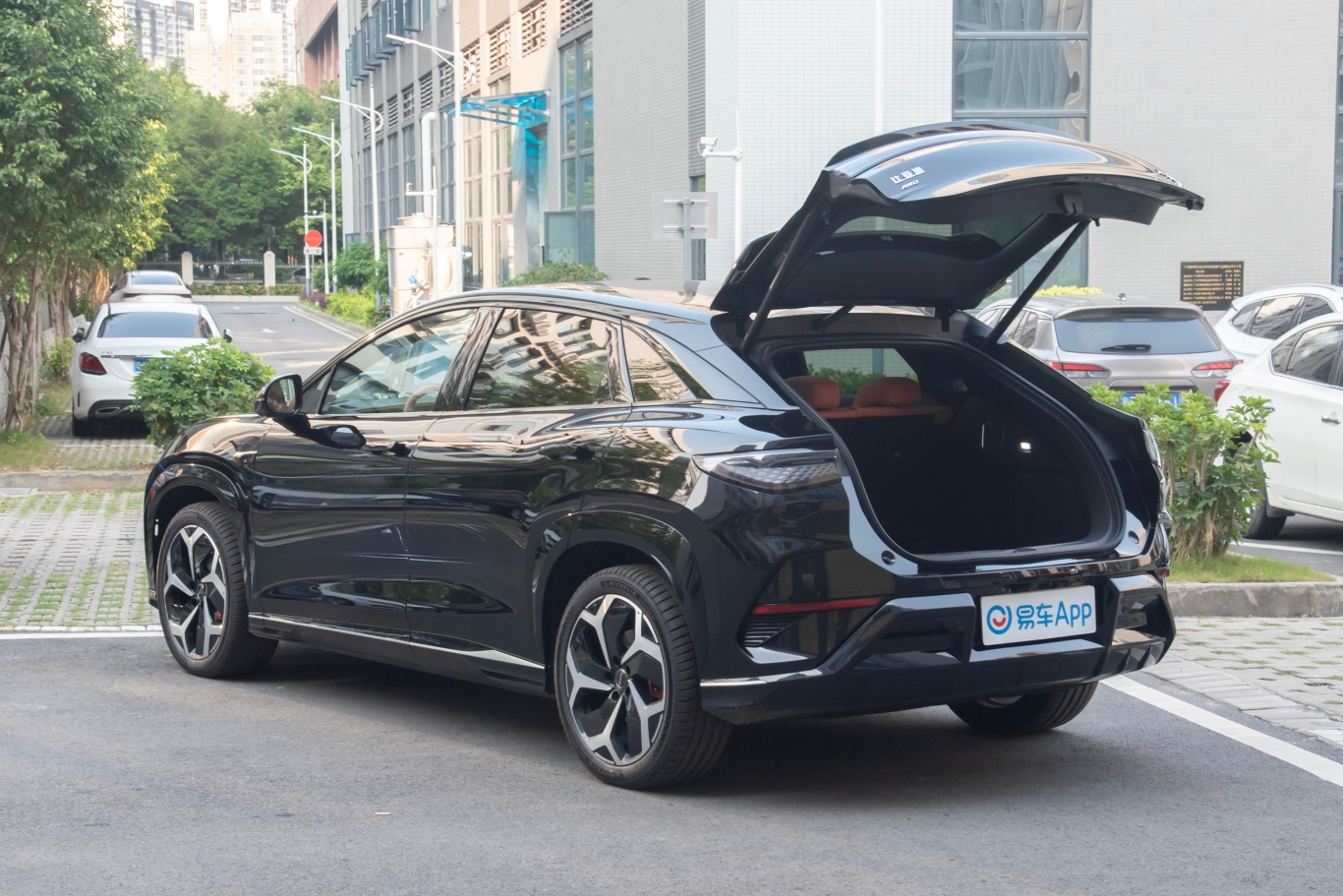 【海狮07EV智驾版 550km 四驱智驾版后备厢开启45度侧拍图片-汽车图片大全】-易车