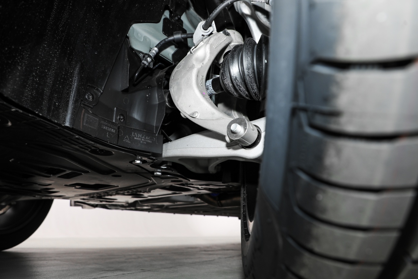 【领克09 EM-PEM-P 2.0T 190km Max 5座左侧前悬架图片-汽车图片大全】-易车