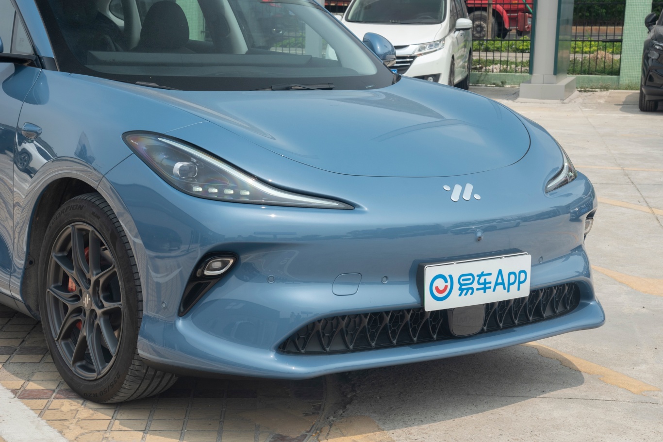 【智己LS6剧院版 750km 四驱超强性能灵蜥智享版前格栅侧俯拍图片-汽车图片大全】-易车