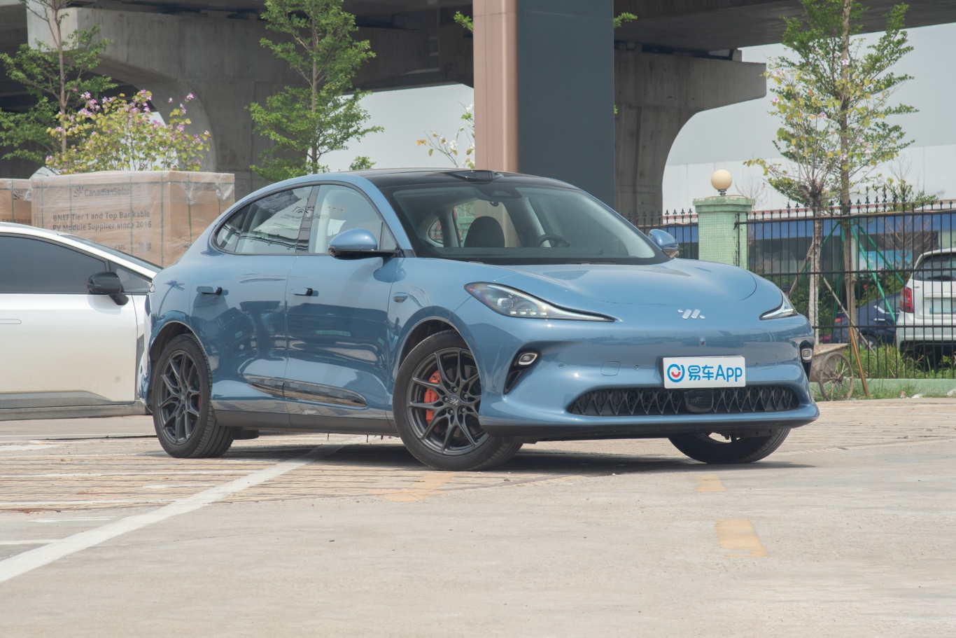 【智己LS6剧院版 750km 四驱超强性能灵蜥智享版侧前45度车头向右水平图片-汽车图片大全】-易车