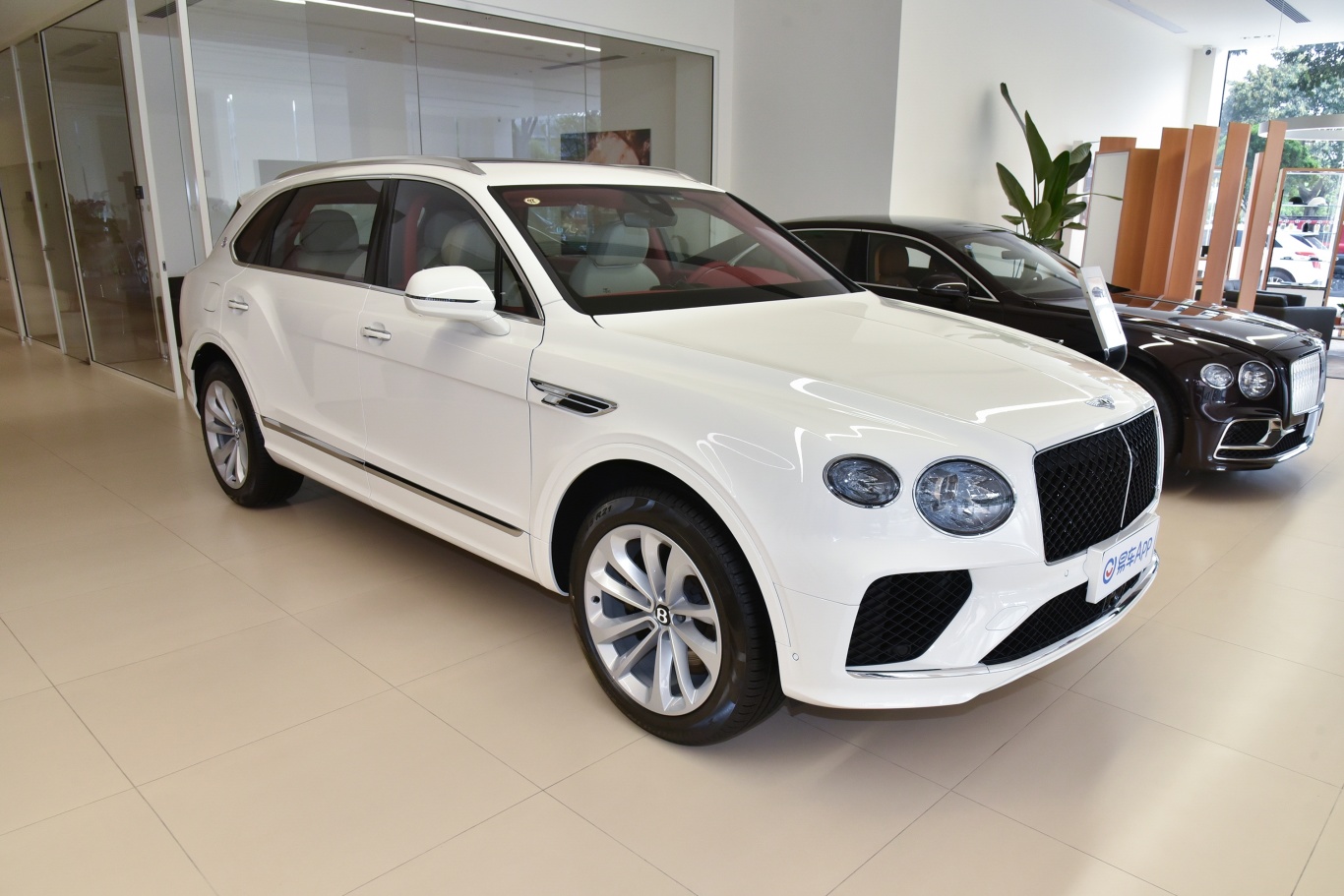 【添越4.0T V8 长轴距版侧前45度车头向右水平图片-汽车图片大全】-易车