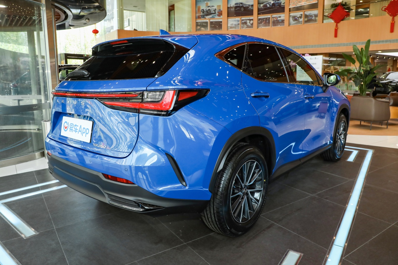 【雷克萨斯NX260 两驱特别版侧后45度车头向右水平图片-汽车图片大全】-易车