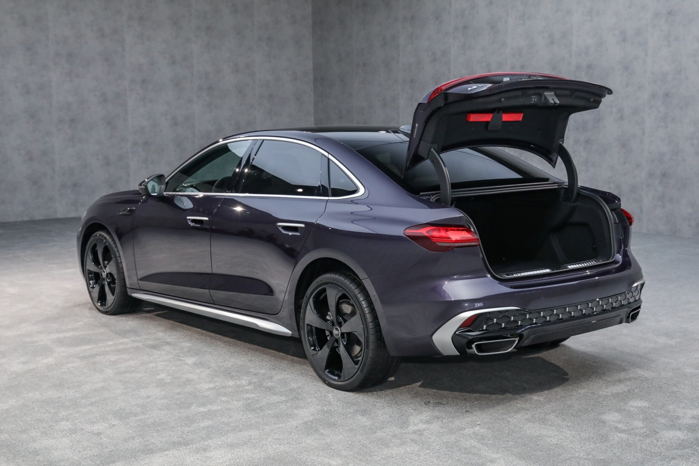 【奥迪A5L2.0T 领航版后备厢开启45度侧拍图片-汽车图片大全】-易车