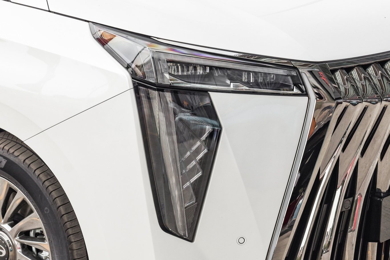 【传祺M8宗师系列 400T 科技关爱版 7座大灯侧45度俯拍图片-汽车图片大全】-易车