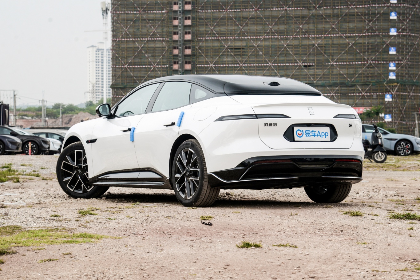 【阿维塔06纯电版 650km 后驱Pro侧后45度车头向左水平图片-汽车图片大全】-易车