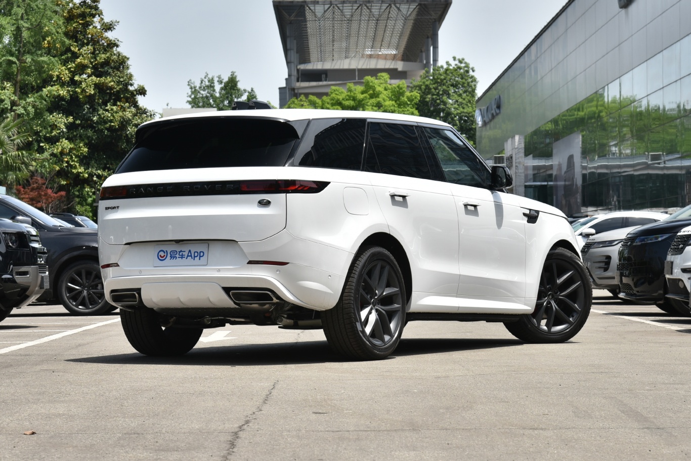 【揽胜运动3.0T Dynamic SE侧后45度车头向右水平图片-汽车图片大全】-易车