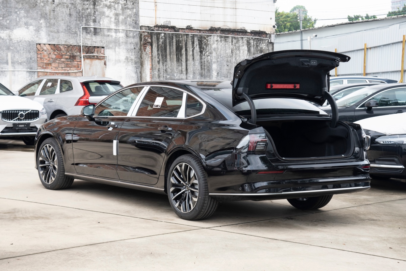 【沃尔沃S90B5 智远豪华版后备厢开启45度侧拍图片-汽车图片大全】-易车