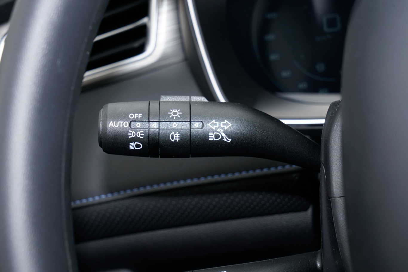 【荣威RX5改款 PLUS 330TGI 双离合领潮智惠版主驾驶位图片-汽车图片大全】-易车