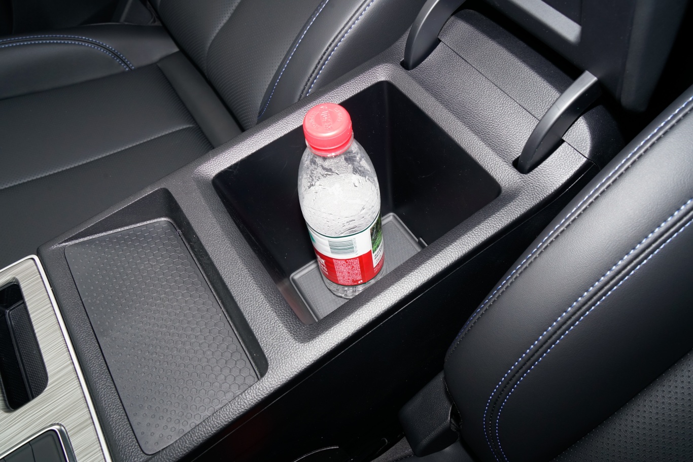 【荣威RX5改款 PLUS 330TGI 双离合领潮智惠版前排扶手箱储物格图片-汽车图片大全】-易车