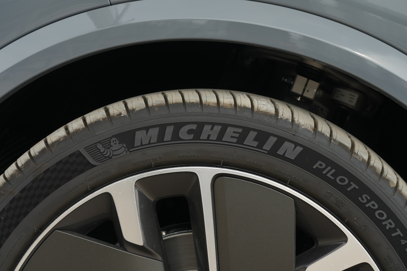 【理想L8L8 Ultra 智能焕新版前轮胎品牌图片-汽车图片大全】-易车