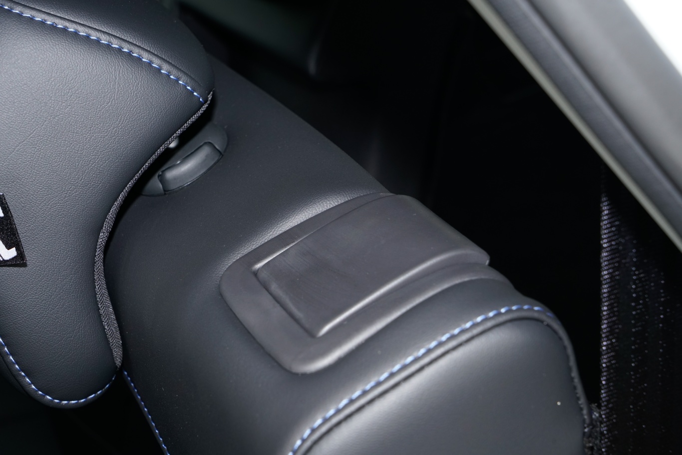 【荣威RX5改款 PLUS 330TGI 双离合领潮智惠版后排功能图片-汽车图片大全】-易车