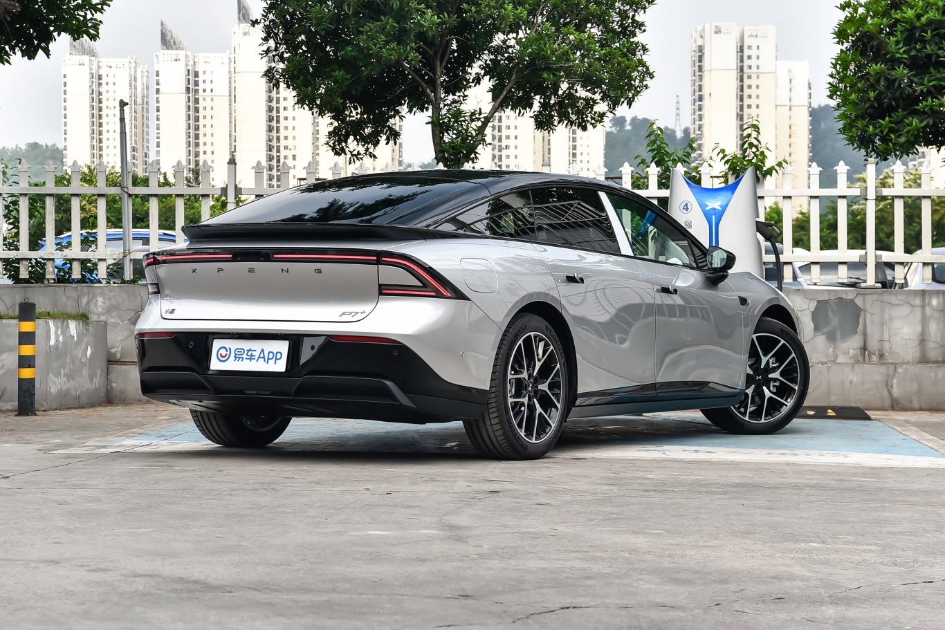 【小鹏P7+685 超长续航 Max 旗舰版侧后45度车头向右水平图片-汽车图片大全】-易车