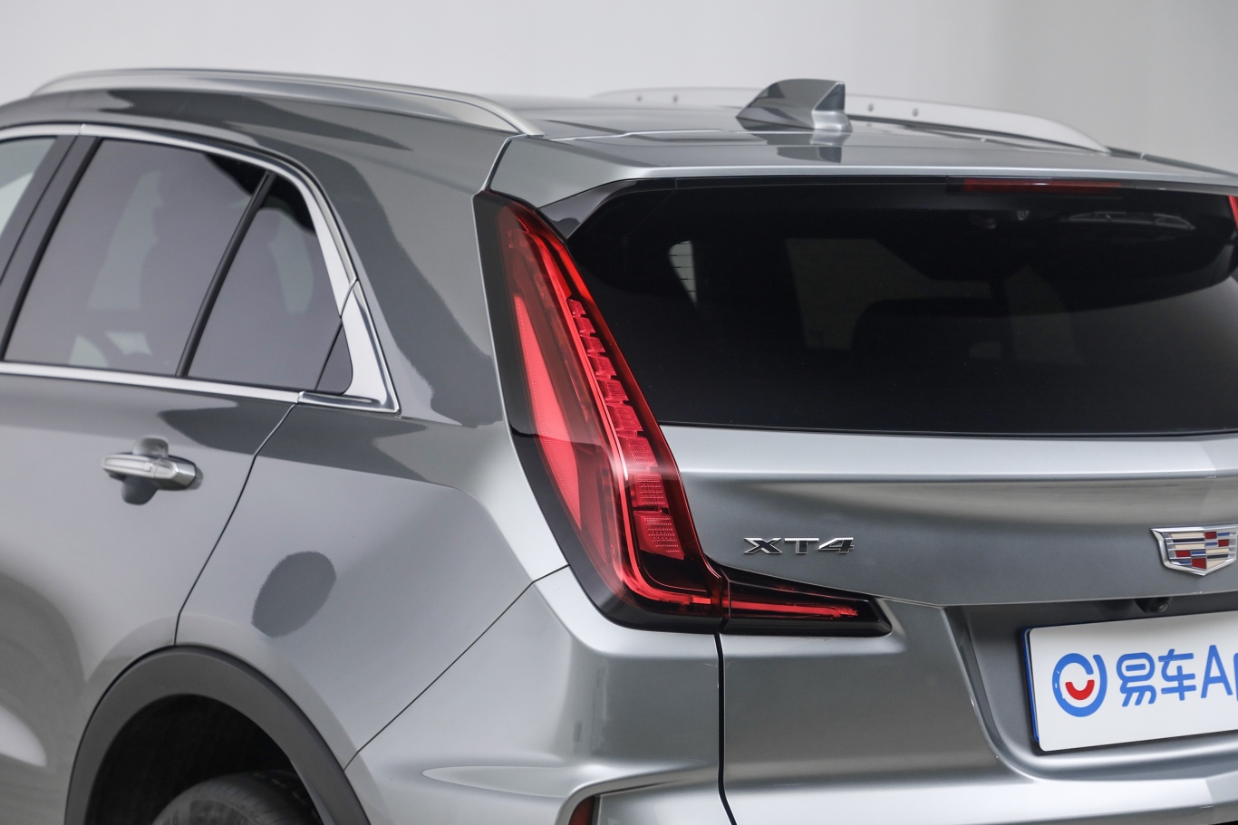 【凯迪拉克XT4改款 28T 两驱尊贵型尾灯侧45度俯拍图片-汽车图片大全】-易车