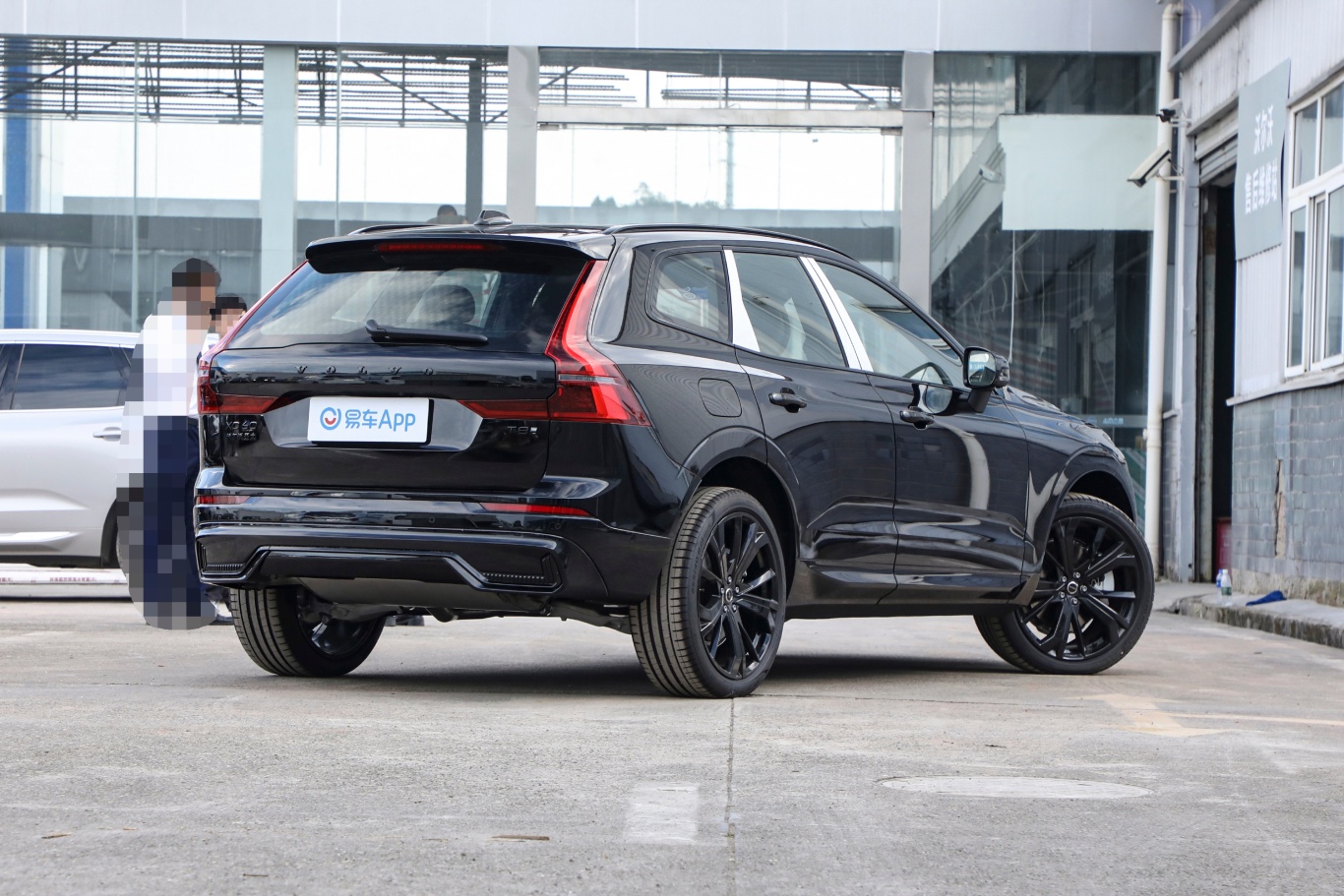 【沃尔沃XC60 插电混动2.0T 64km 长续航智远极夜黑版侧后45度车头向右水平图片-汽车图片大全】-易车