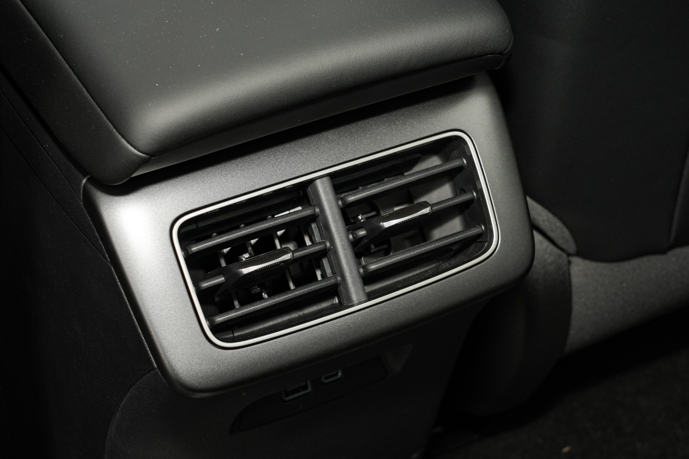 【海豹06EV 545km 尊享型后排(第二排)出风口图片-汽车图片大全】-易车