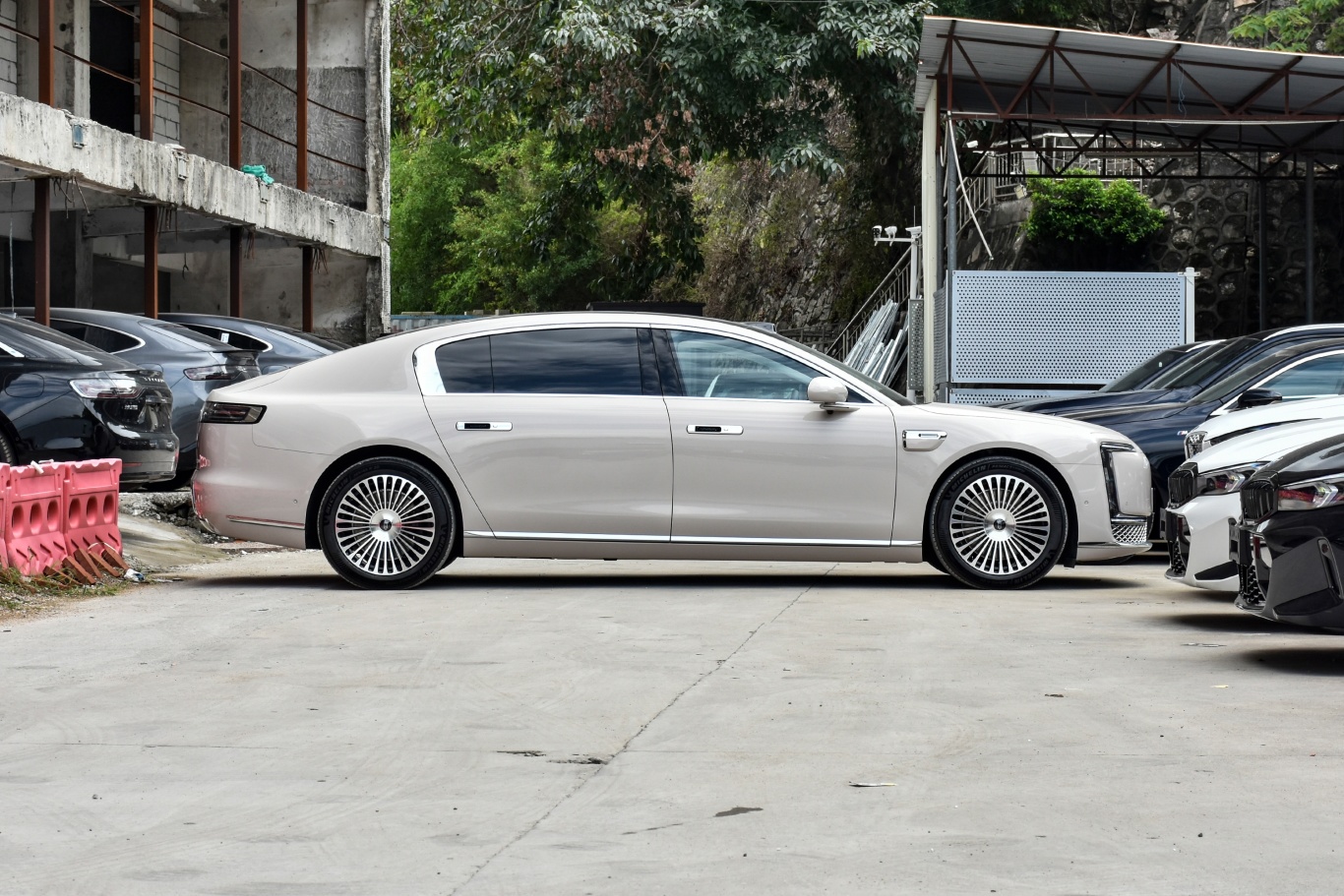 【尊界S800纯电版 670km 星辉尊享版 5座正侧车头向右水平图片-汽车图片大全】-易车