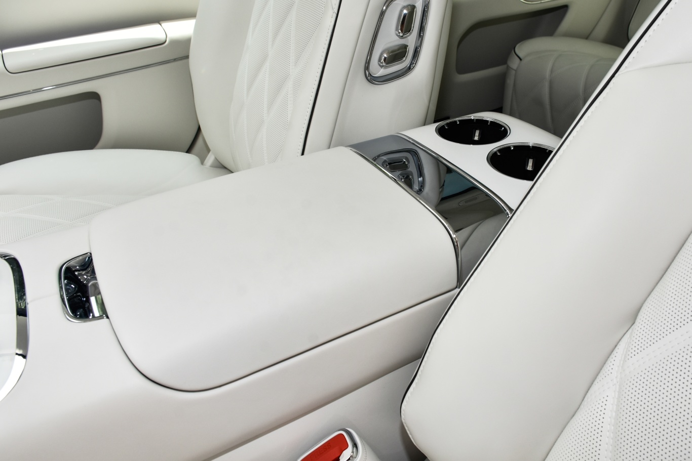 【尊界S800纯电版 670km 星辉尊享版 5座前排中央扶手图片-汽车图片大全】-易车