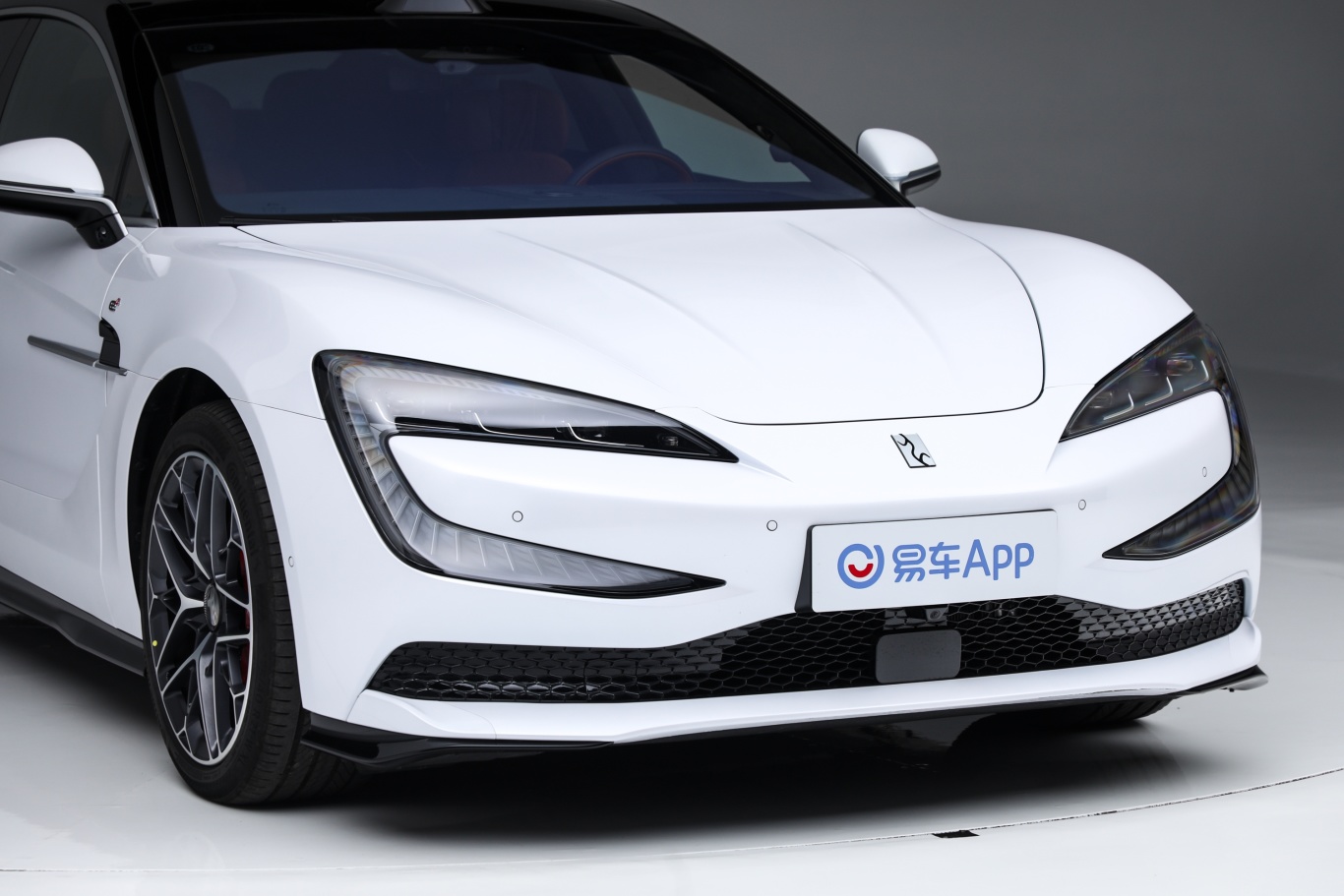 【仰望U7纯电版 720km 旗舰版 4座前格栅侧俯拍图片-汽车图片大全】-易车