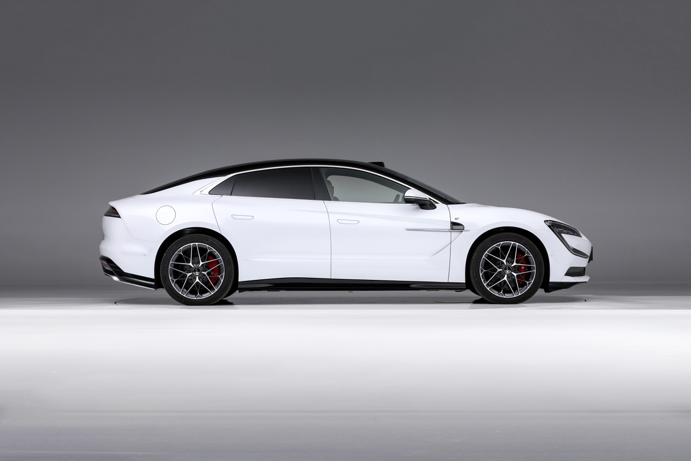 【仰望U7纯电版 720km 旗舰版 4座正侧车头向右水平图片-汽车图片大全】-易车