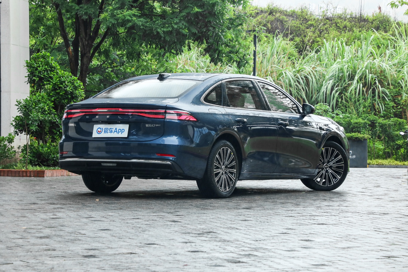 【银河A71.5L 150km 星舰版侧后45度车头向右水平图片-汽车图片大全】-易车