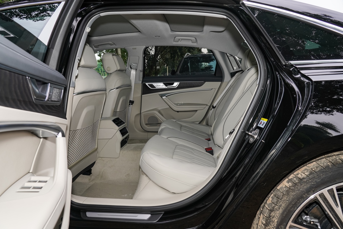 【奥迪A6L改款 55 TFSI quattro 旗舰动感型后排空间图片-汽车图片大全】-易车