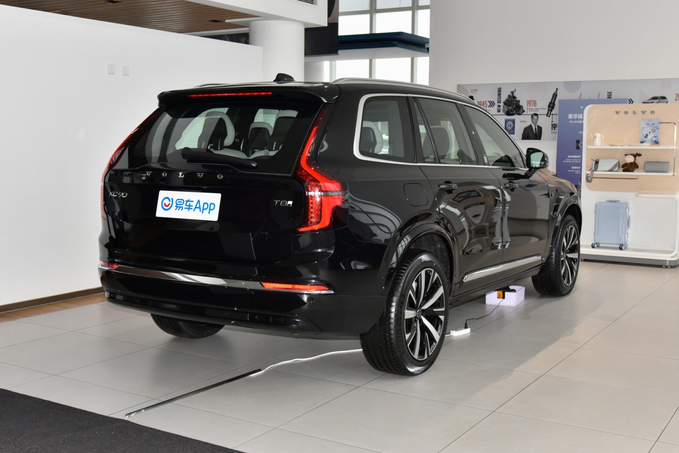 【沃尔沃XC90 插电混动改款 2.0T 62km 智远豪华版 7座侧后45度车头向右水平图片-汽车图片大全】-易车
