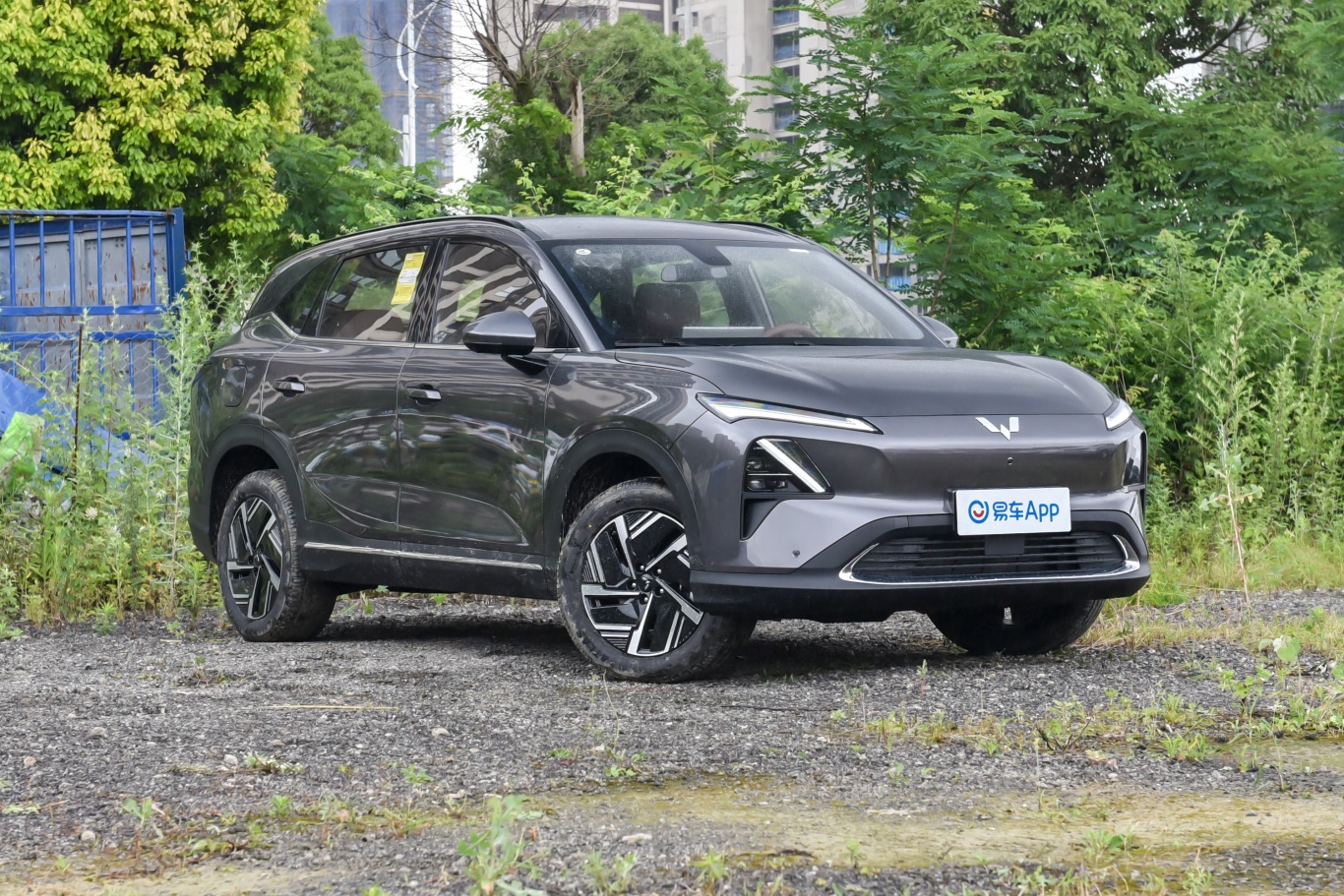 【五菱星光S插电混动 1.5L 130km 领航型侧前45度车头向右水平图片-汽车图片大全】-易车